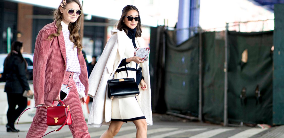 O regresso da bombazina: como usar e que peças escolher